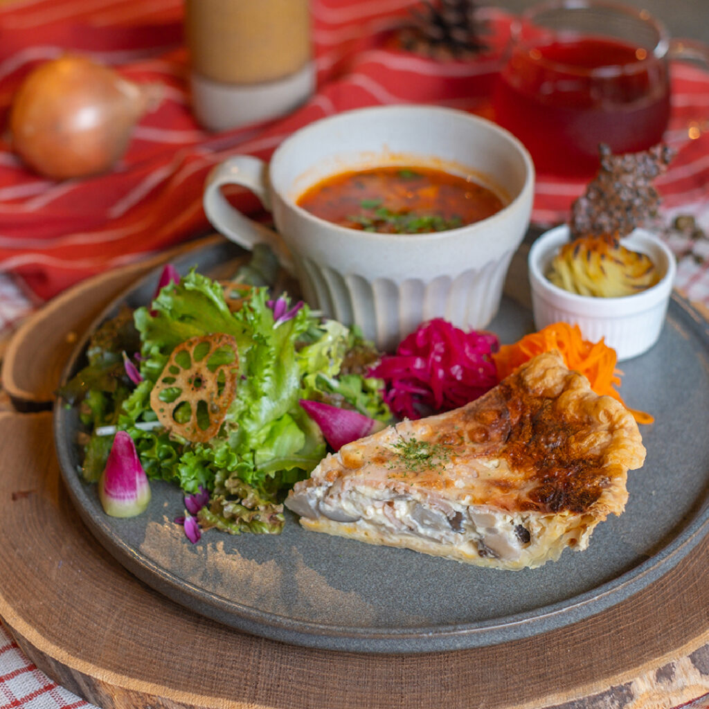 HACHI & MITSU | 11月の平日限定Monthly plate [スモークサーモンとキノコのキッシュ] - 匠宿